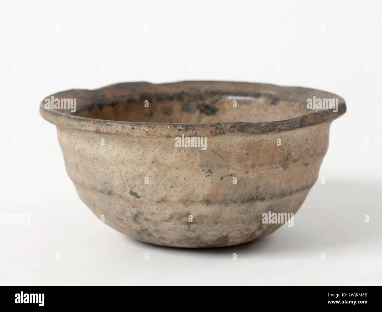 Miniature basin ". Terracotta with green lead glaze. Han dynasty (206 ...