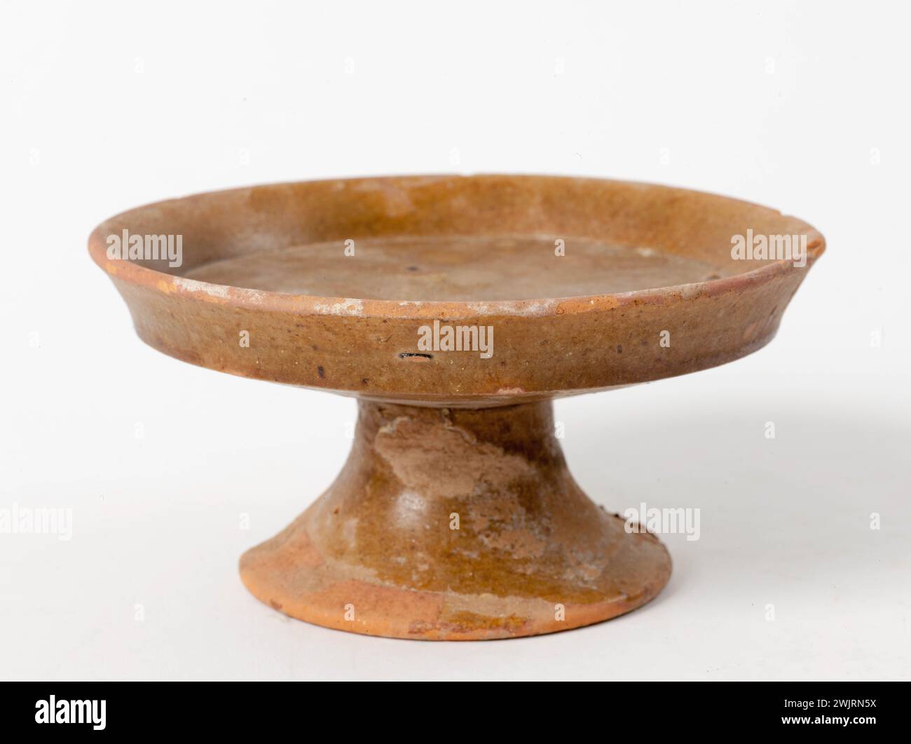 Display ". Red terracotta with Céladon covered. China, six dynasties ...