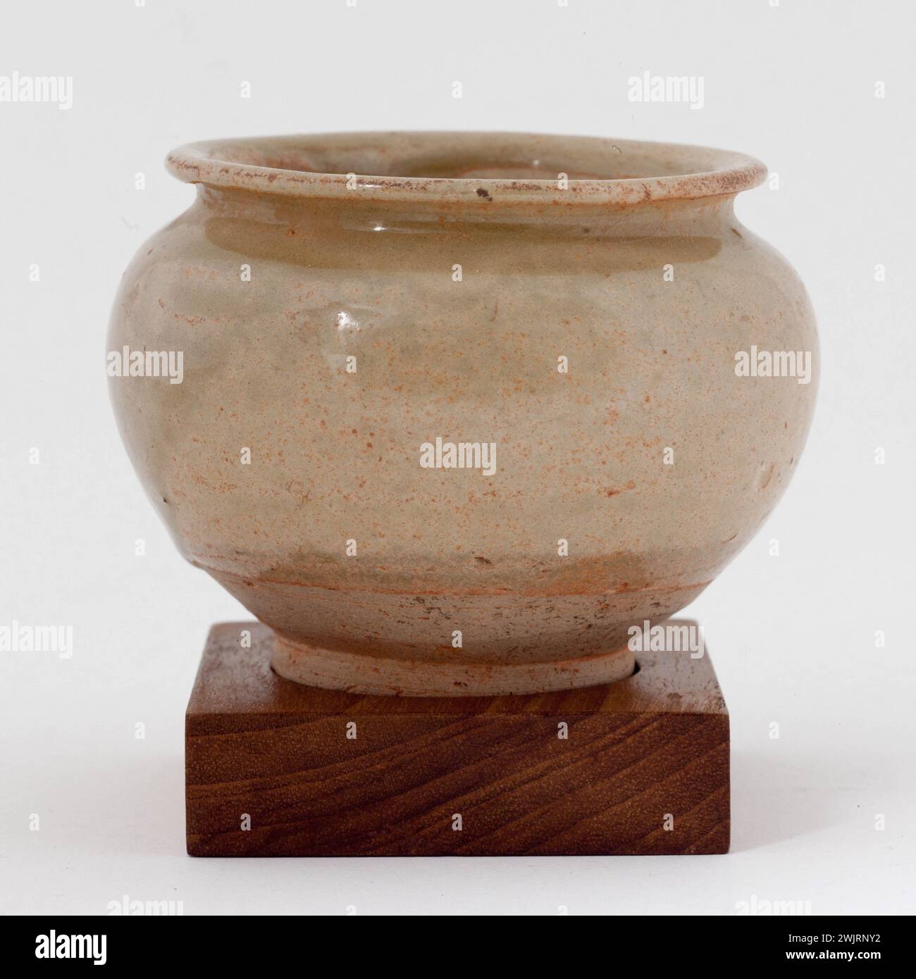 Jar and its base ". Beige terracotta, Céladon covered; Bois. China ...
