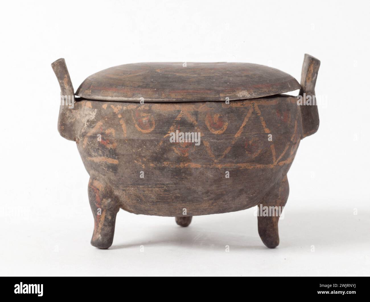 Tripode ding ". Terracotta, traces of polychromy. Han dynasty (206 BC-220 AD). Paris, Cernuschi ...