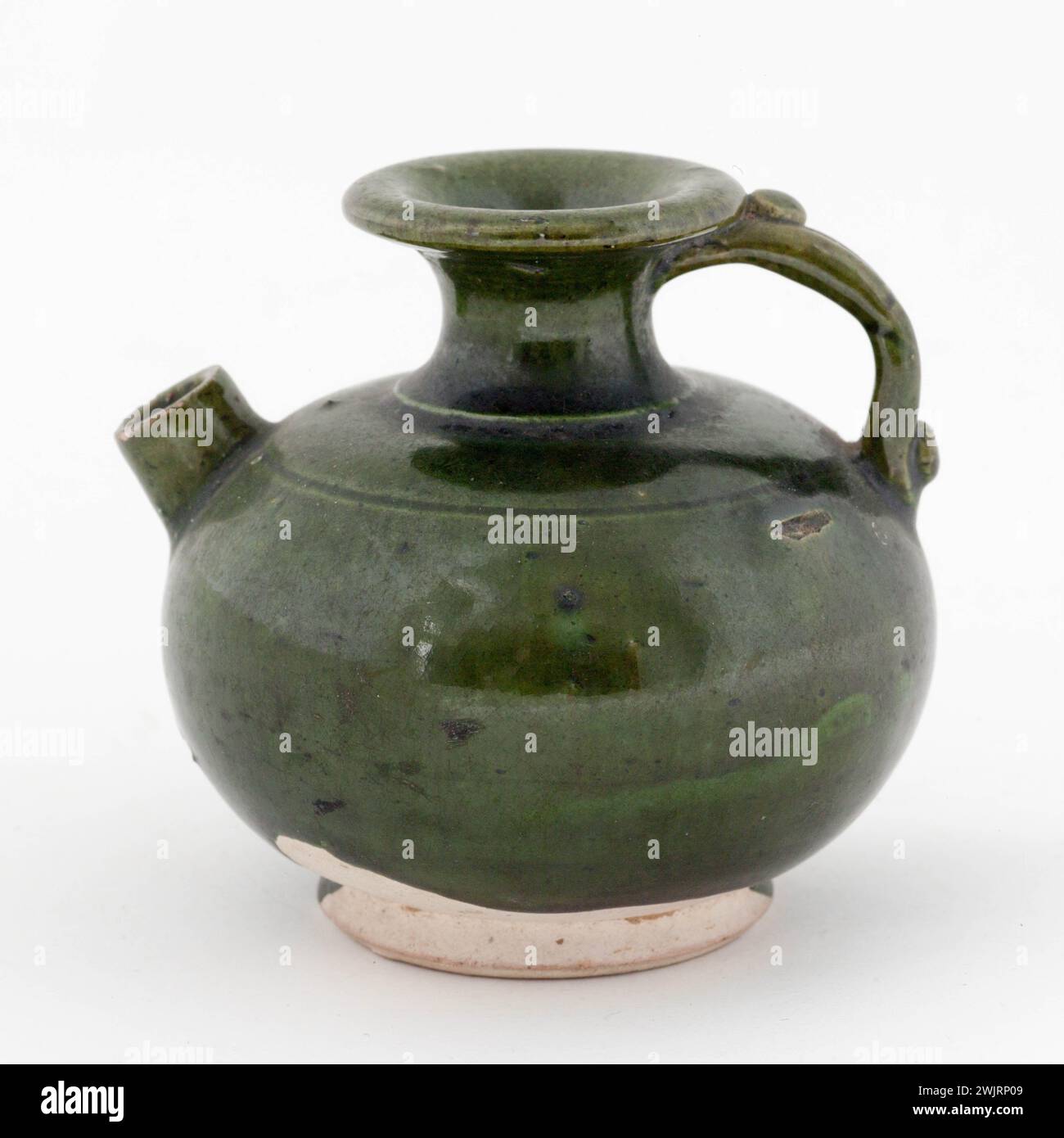 Buire ". Terracotta with green glaze. China, Tang dynasty (618-907 ...