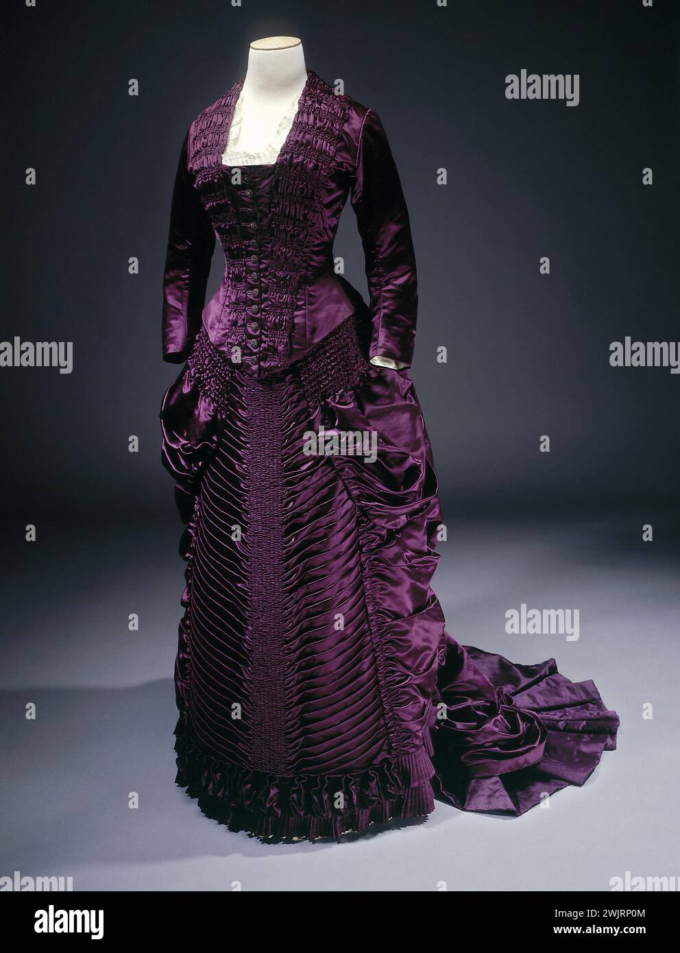 Dress dressed in transformation, long bodice opening by square neckline ...