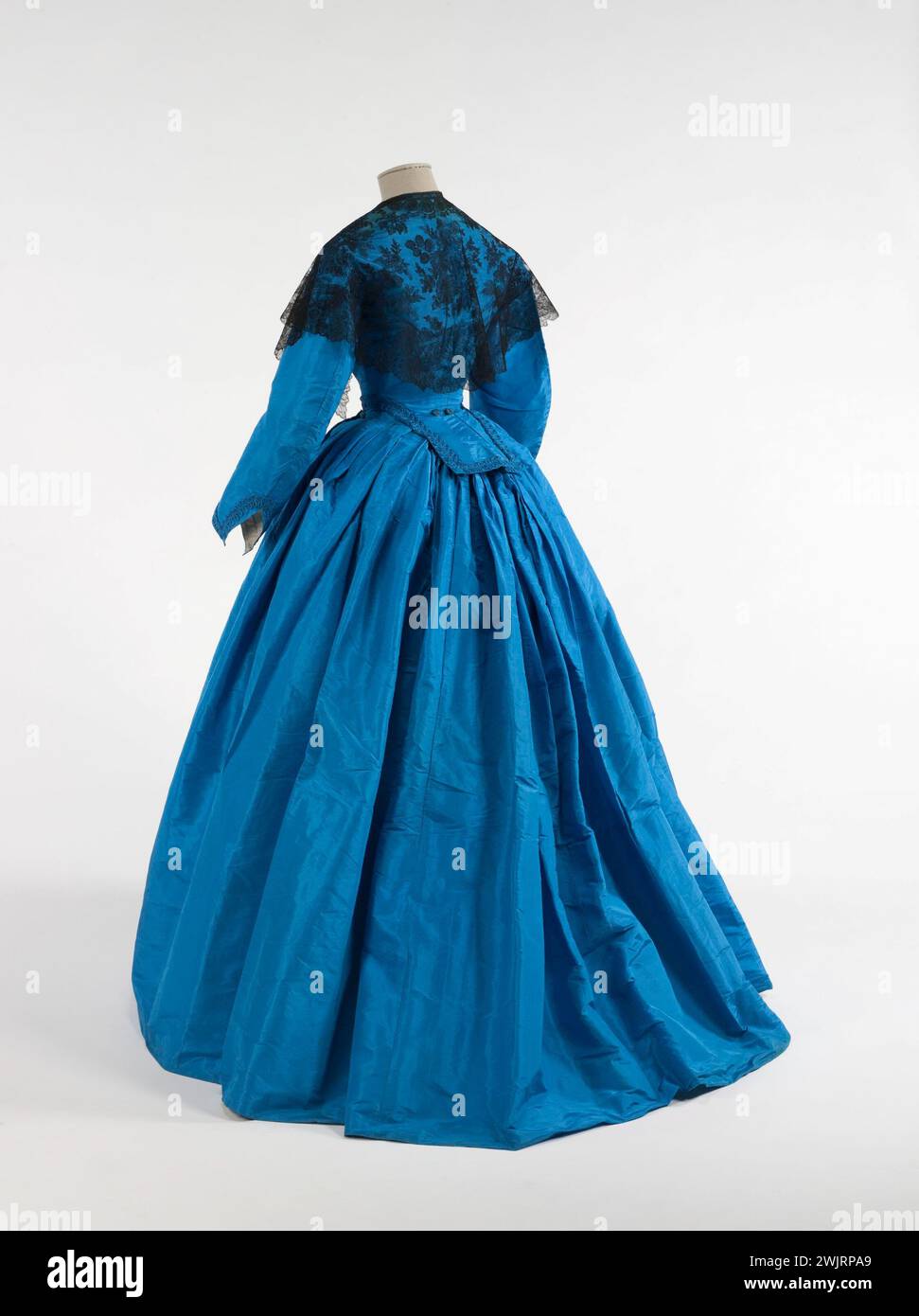 Dress (bodice and skirt). Blue silk taffeta, blue drums. Around 1861 ...