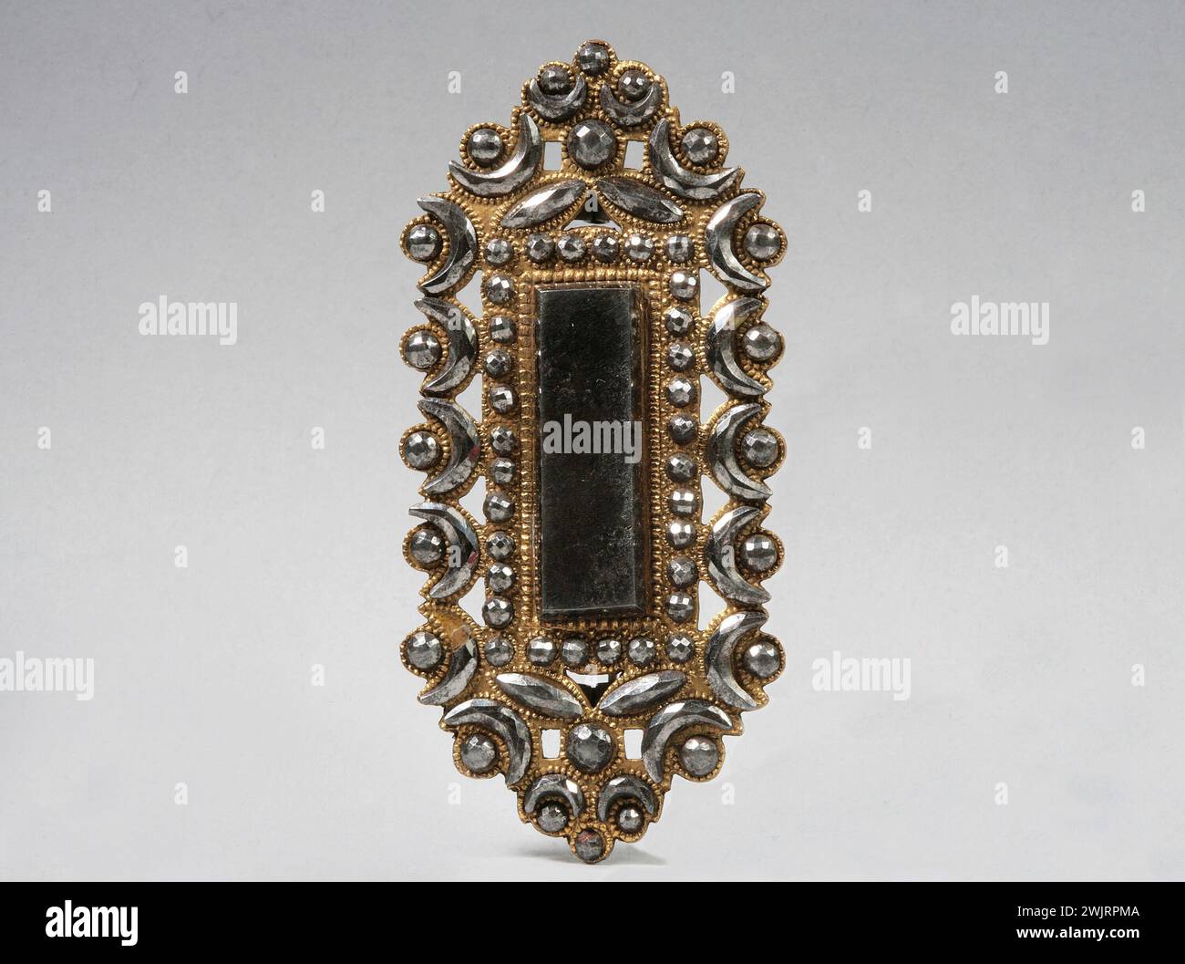 Loop. Rectangular central plate, bordered by faceted steel stones and ...