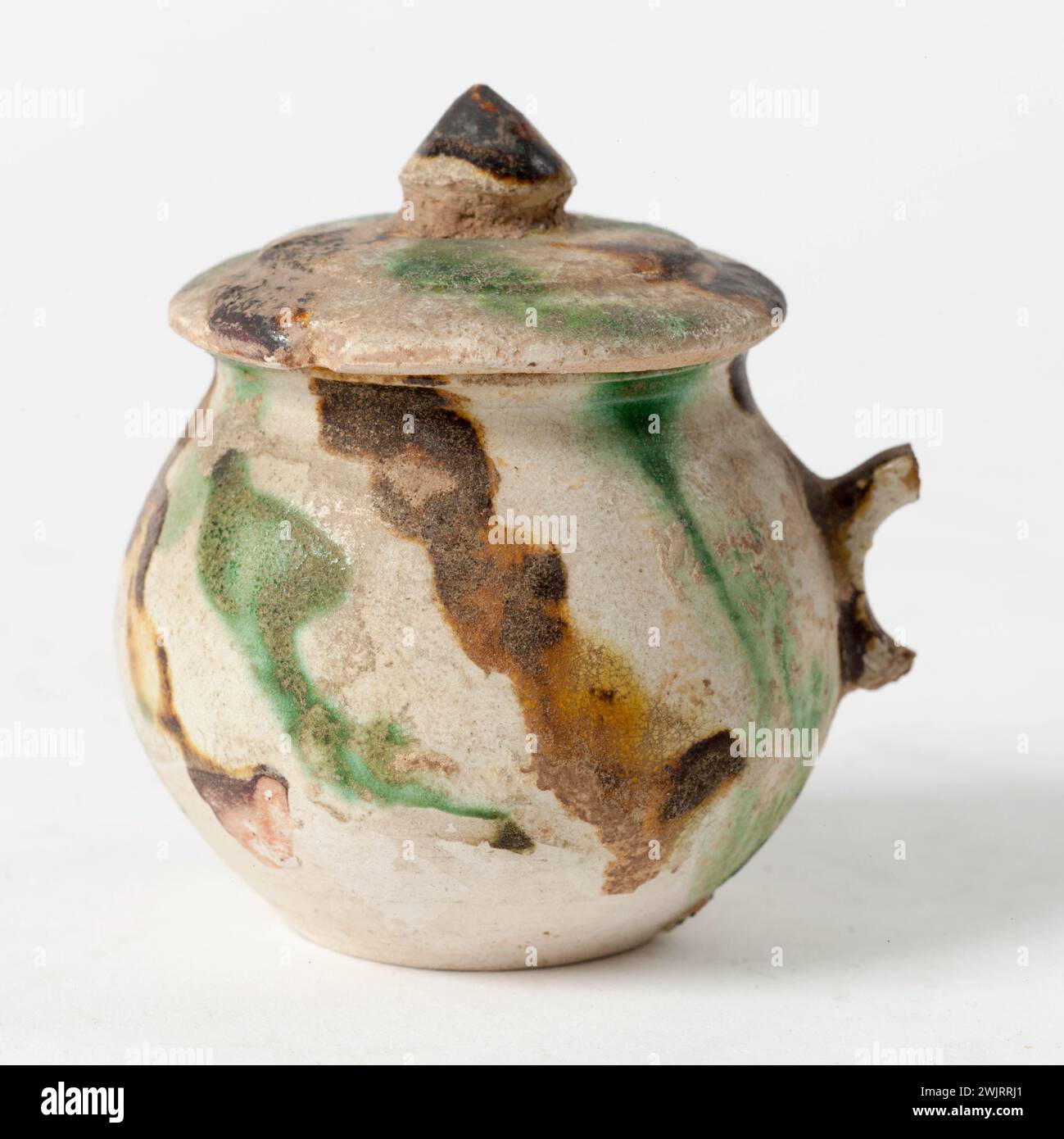 Cup with a lid ". Terracotta, brown, green and white glaze (Sancai ...