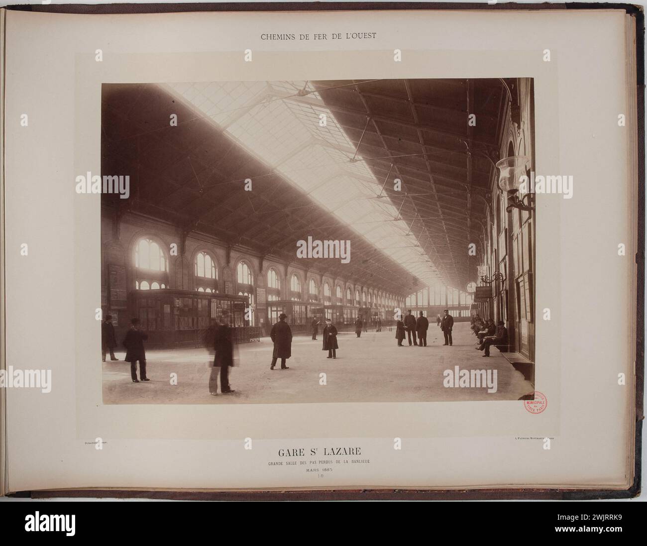 Saint-Lazare station. Large room of the lost footsteps of the suburbs ...