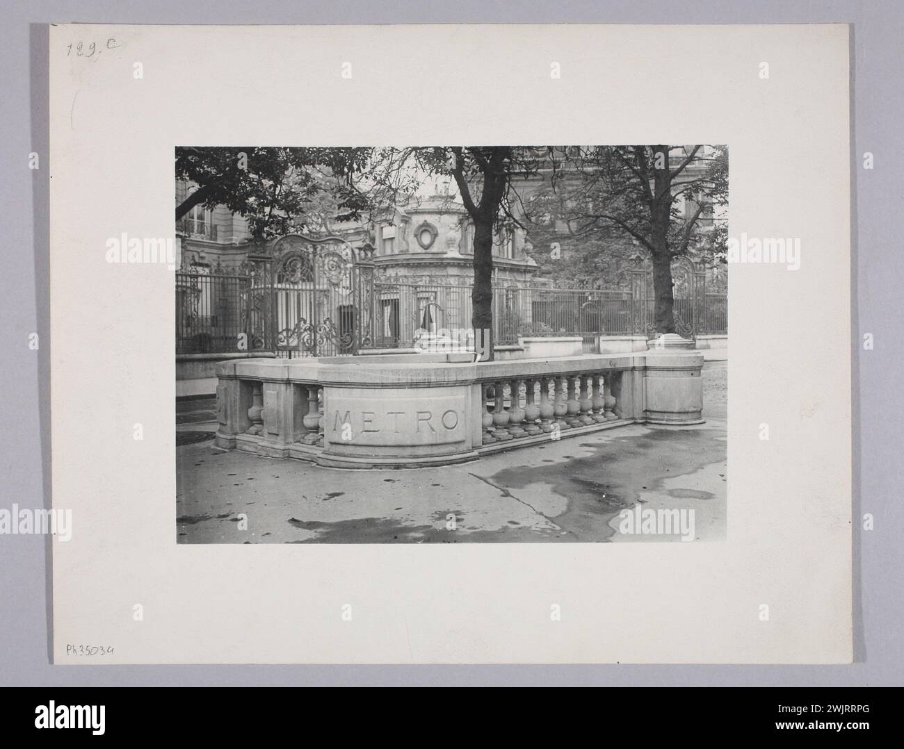 Anonymous, mouth of the metro station of the Champs-Elysées roundabout ...
