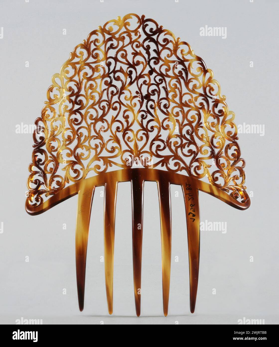 Vertical comb decoration hi-res stock photography and images - Alamy