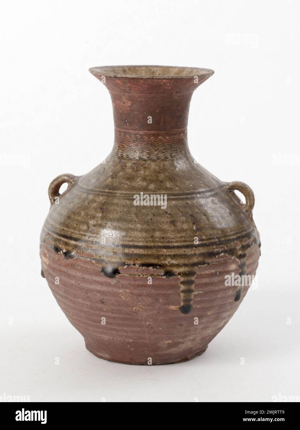 Jarre ". Green lead glaze sandstone. Han dynasty (206 BC-220 AD). Paris ...