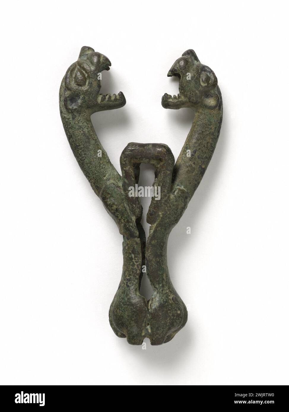 Taught. Two felines faced. Bronze. LURISTAN. 1150-750 BC. J-C. Paris, Cernuschi museum. 35176-3 ...