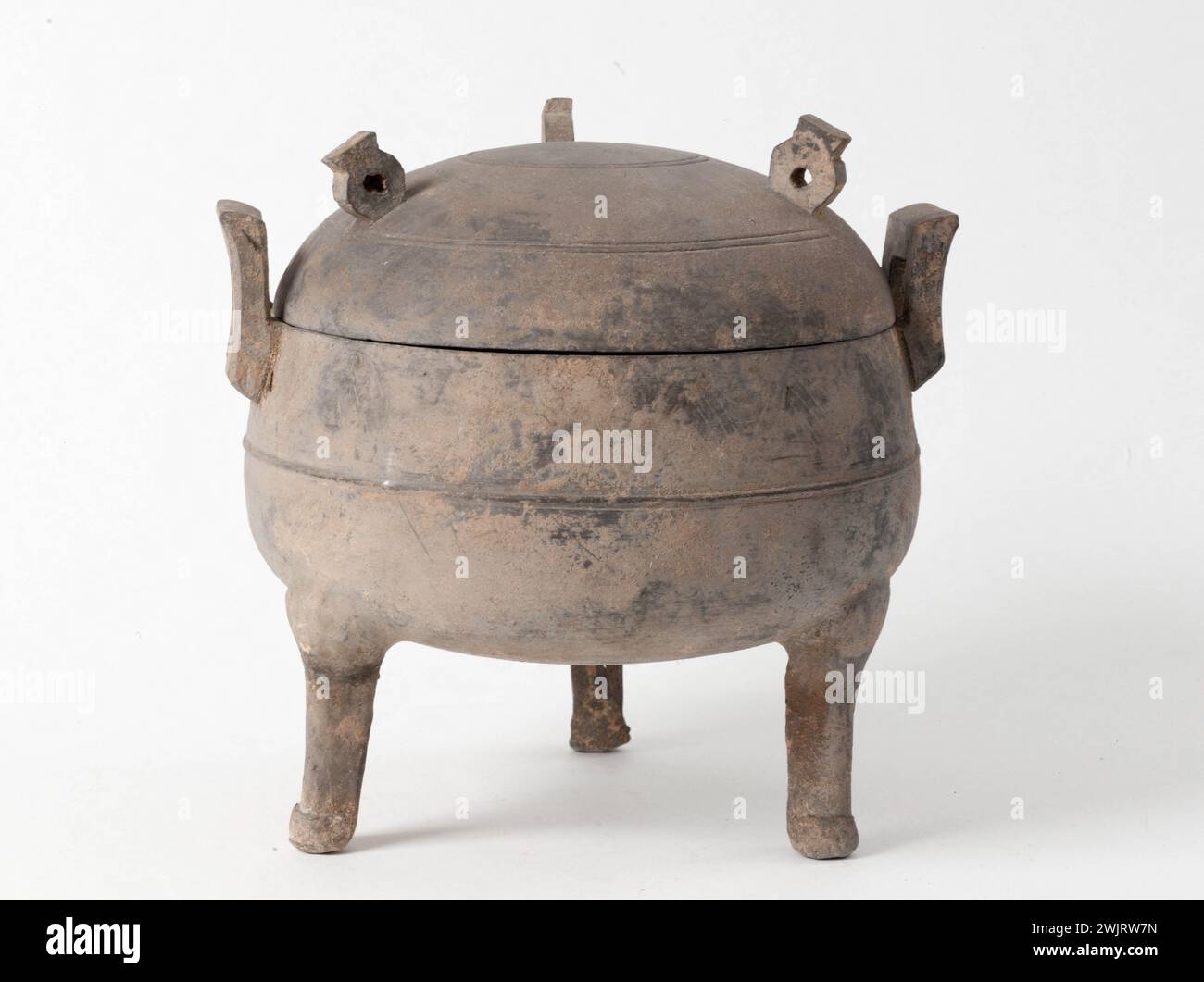 Tripode Ding and its cover ". Black terracotta. Epoque of the combatant ...