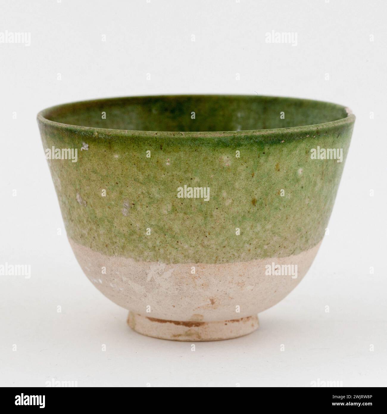 Gobelet ". Terracotta with green glaze. China, Tang dynasty (618-907 ...