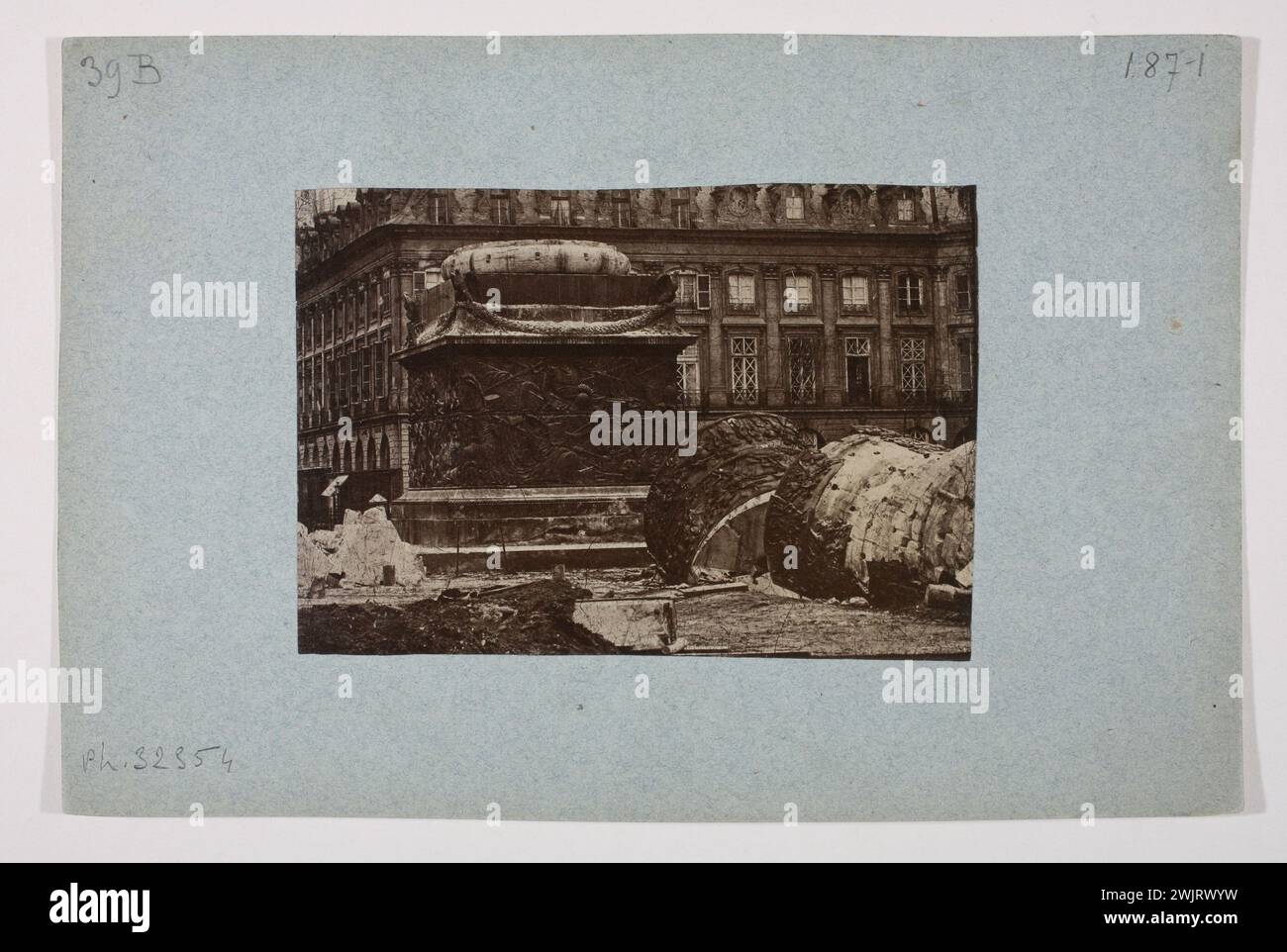 Anonymous, Vendôme column in 1871 after its demolition during the town ...