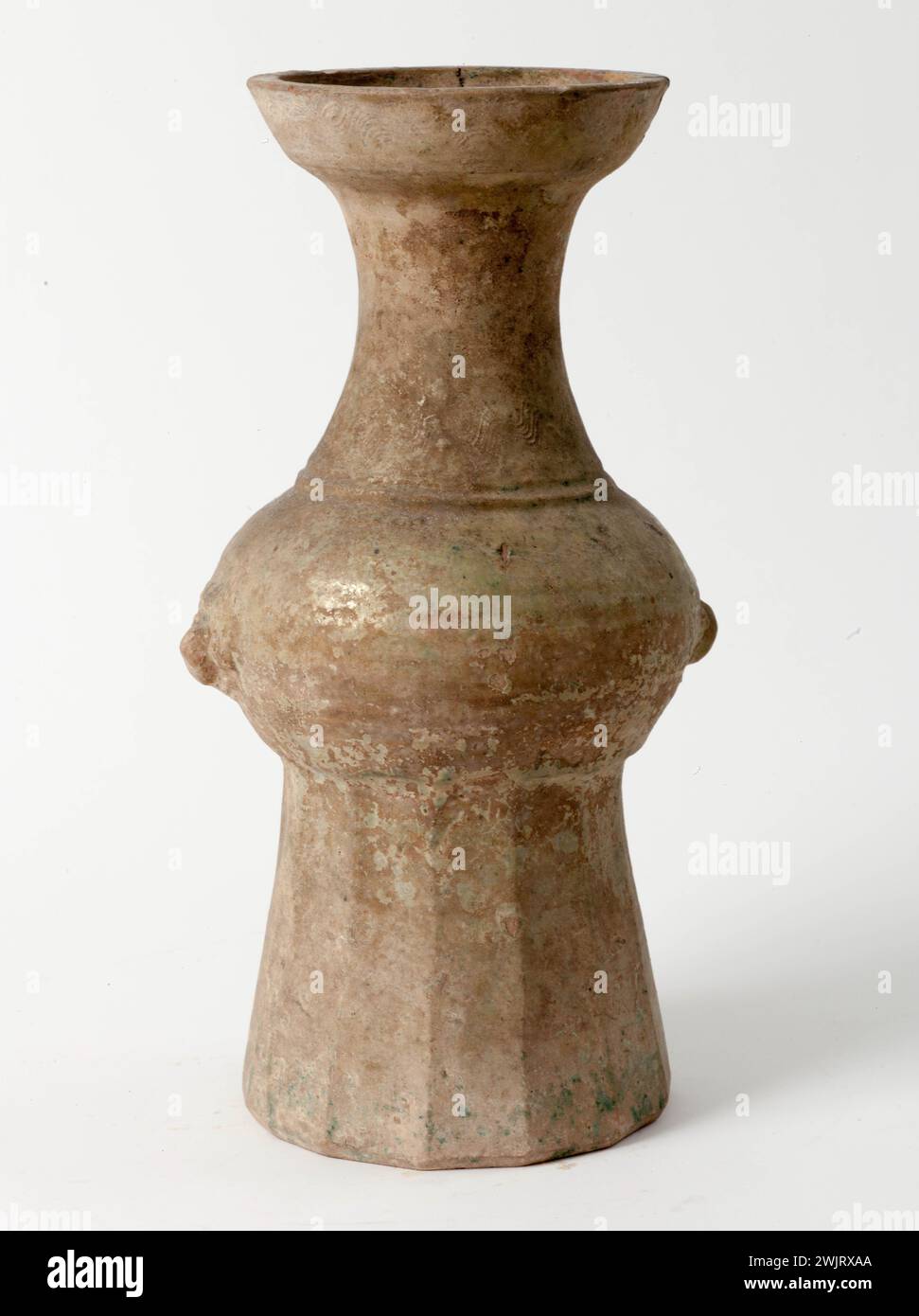 Vase Hu ". Terracotta with green lead glaze. Han dynasty (206 BC-220 AD ...