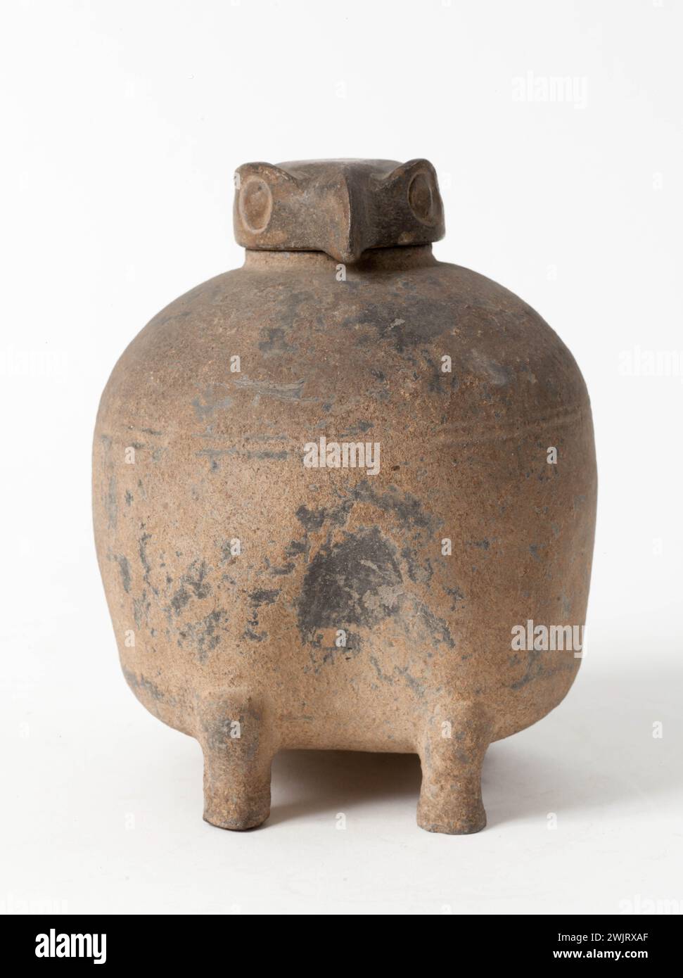 Hibou-shaped container. Terracotta. Han dynasty (206 BC-220 AD). Paris ...