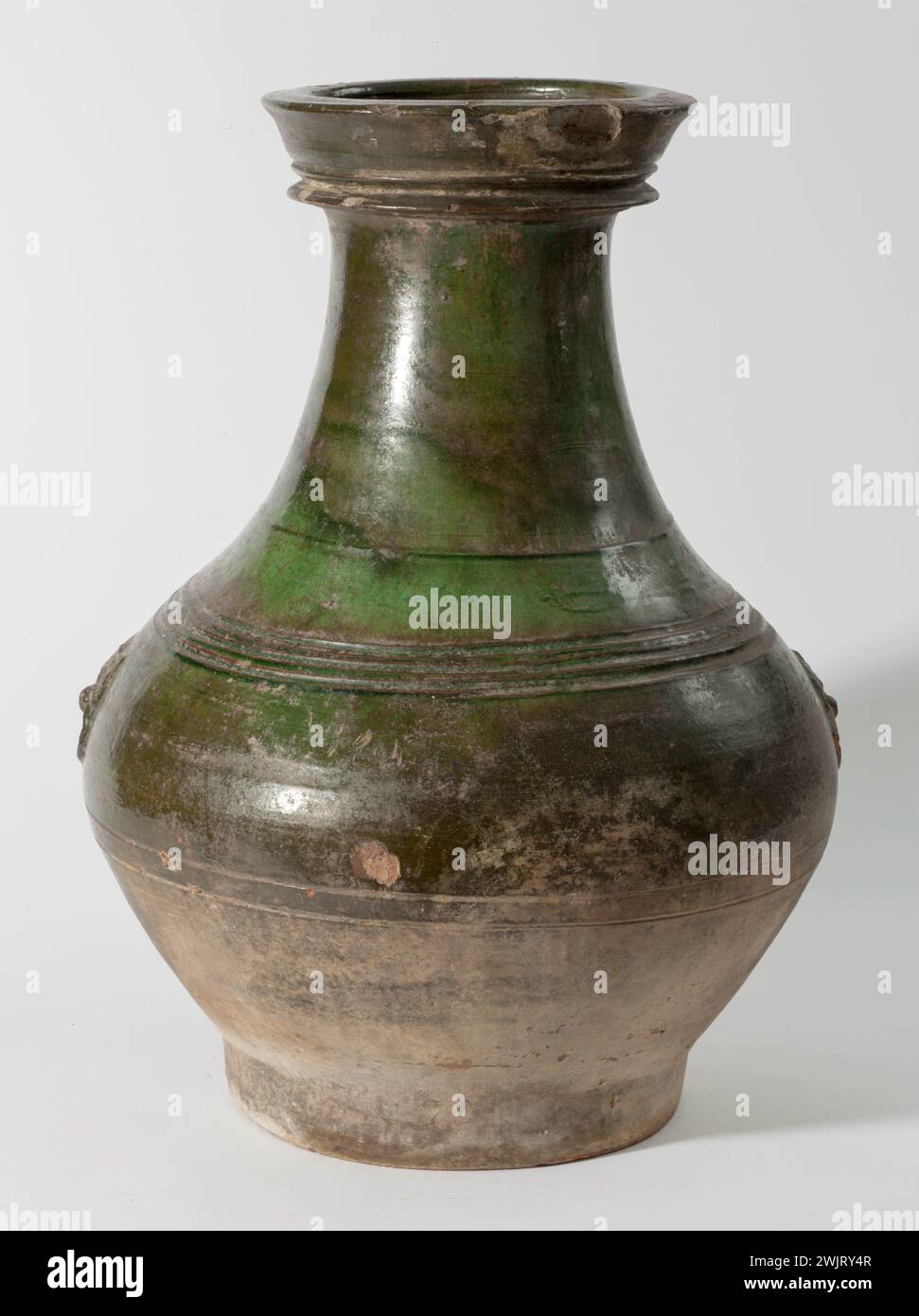 Vase Hu ". Terracotta with green lead glaze. Han dynasty (206 BC-220 AD ...