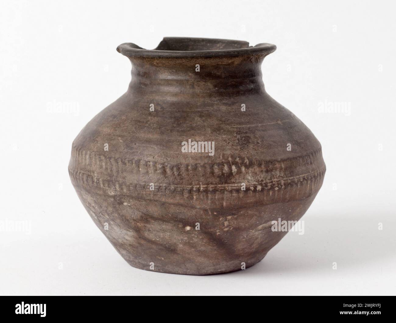 Jar ". Black terracotta. China, Han dynasty (206 BC-220 AD). Paris ...