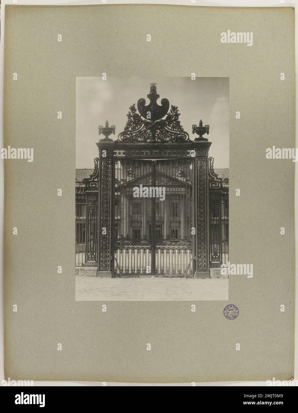 View of the entry grid of the Military School, Paris (7th arr ...