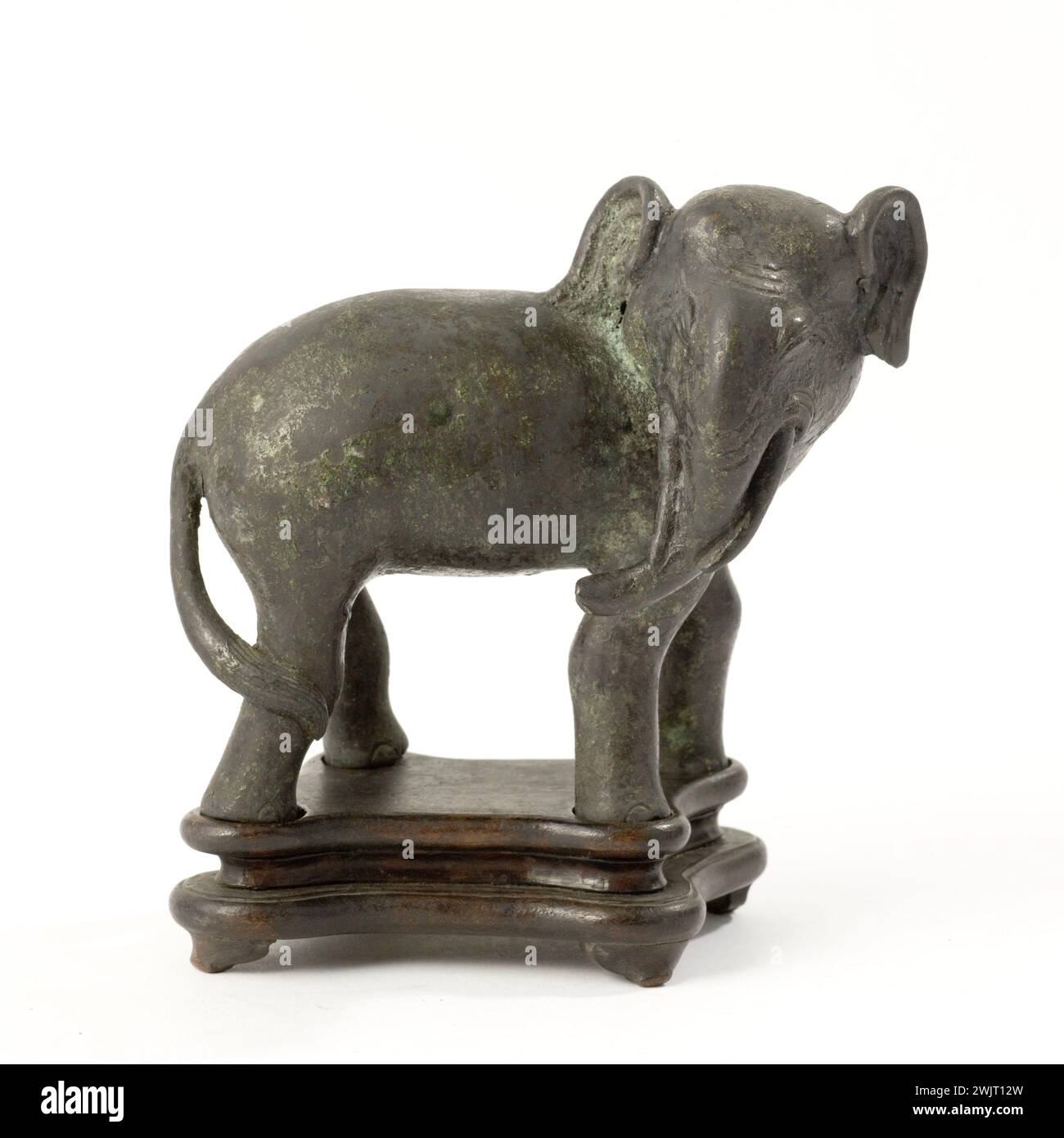 Elephant standing. Bronze. Japan. XVIII-XIXth century. Paris, Cernuschi ...