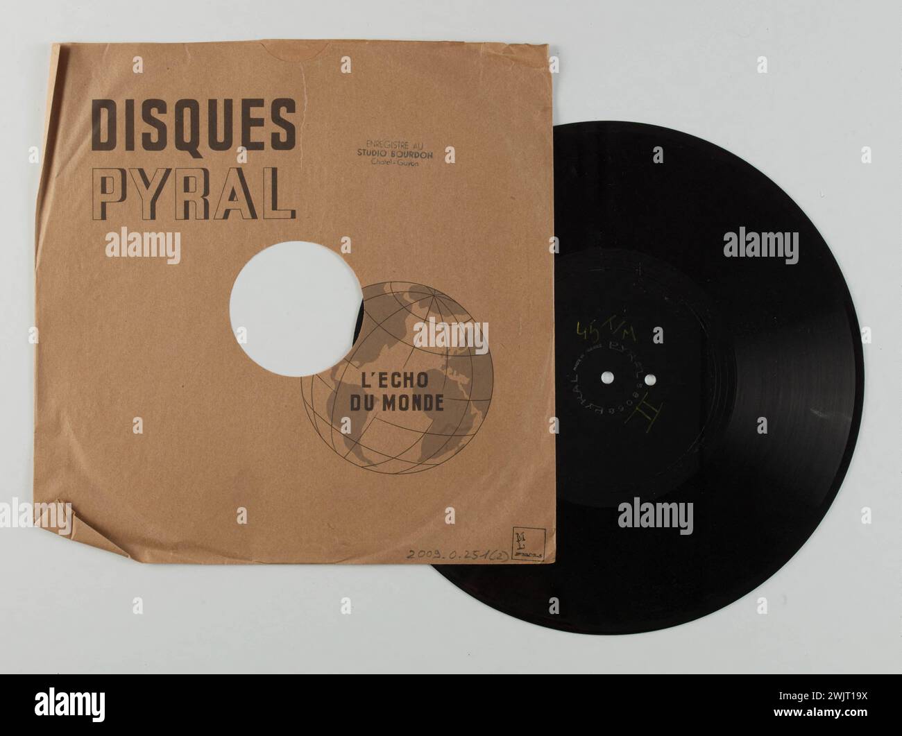 45 rpm disc. Pyral disc, the echo of the world. General Leclerc Museum ...