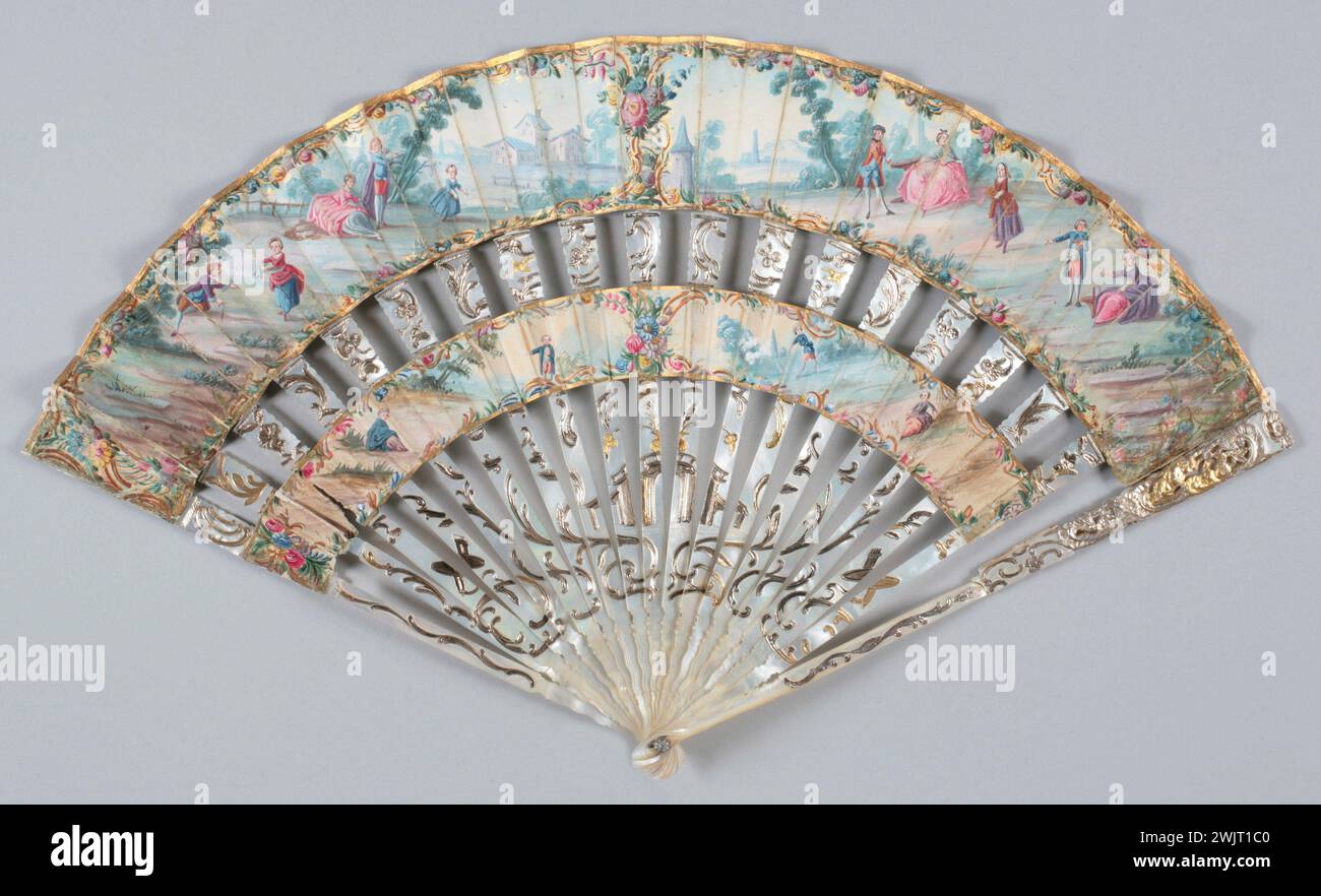 Folded range, Facing decor: 2 equivalent scenes share the upper leaf ...