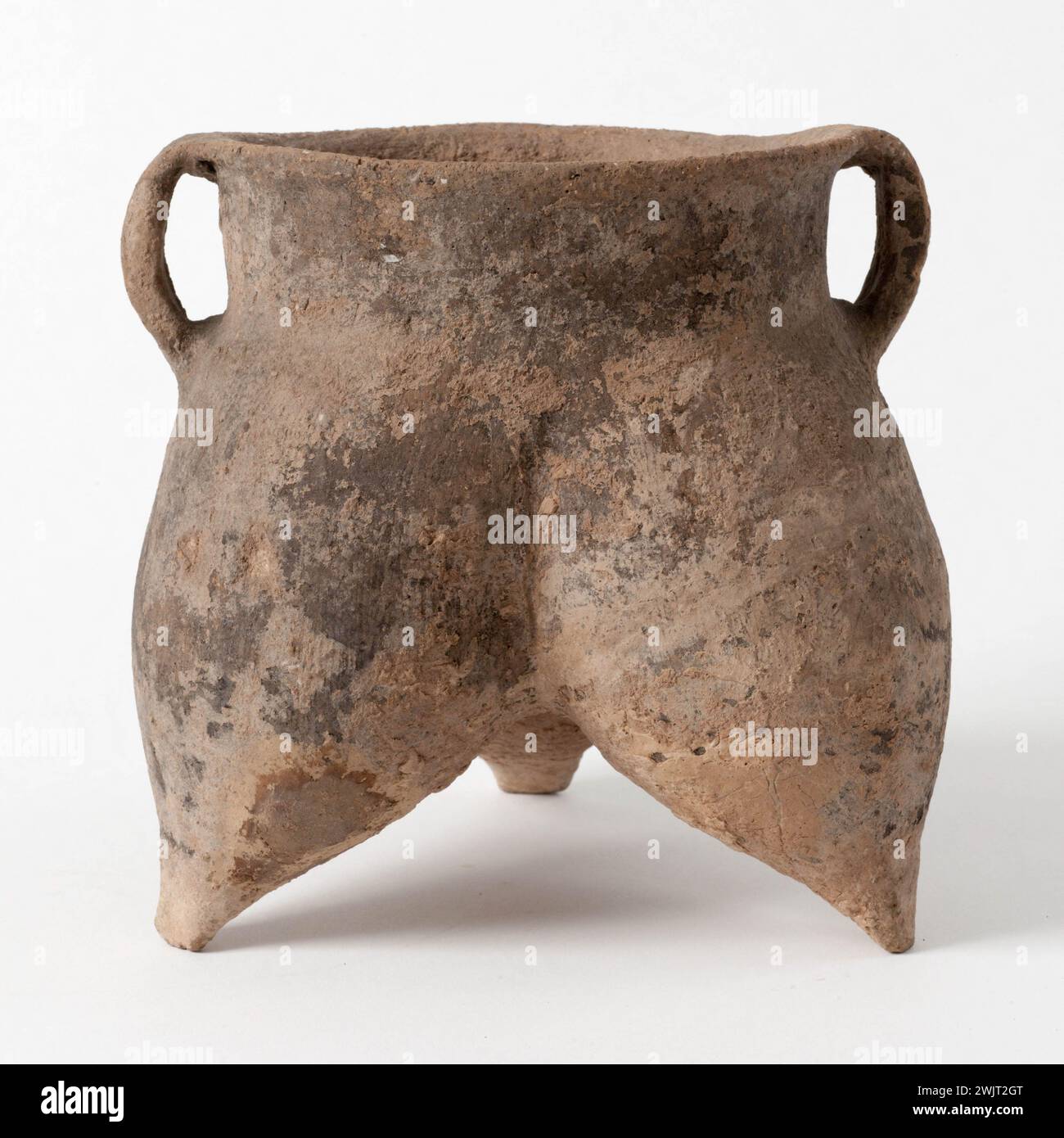Tripode li ". Terracotta. Neolithic period (around 8000 BC). Paris ...