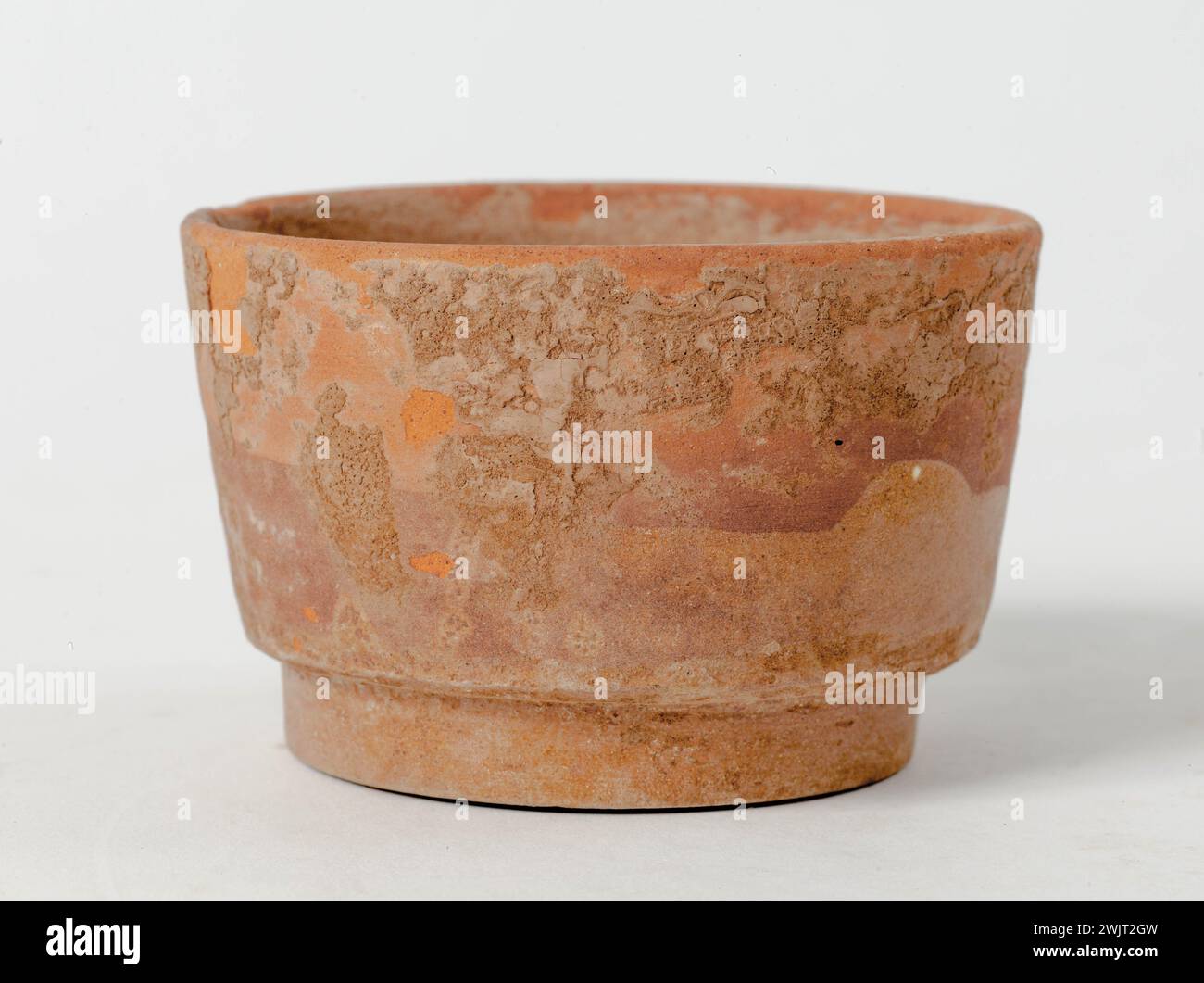 Gobelet ". Red terracotta with Céladon covered. China, six dynasties ...