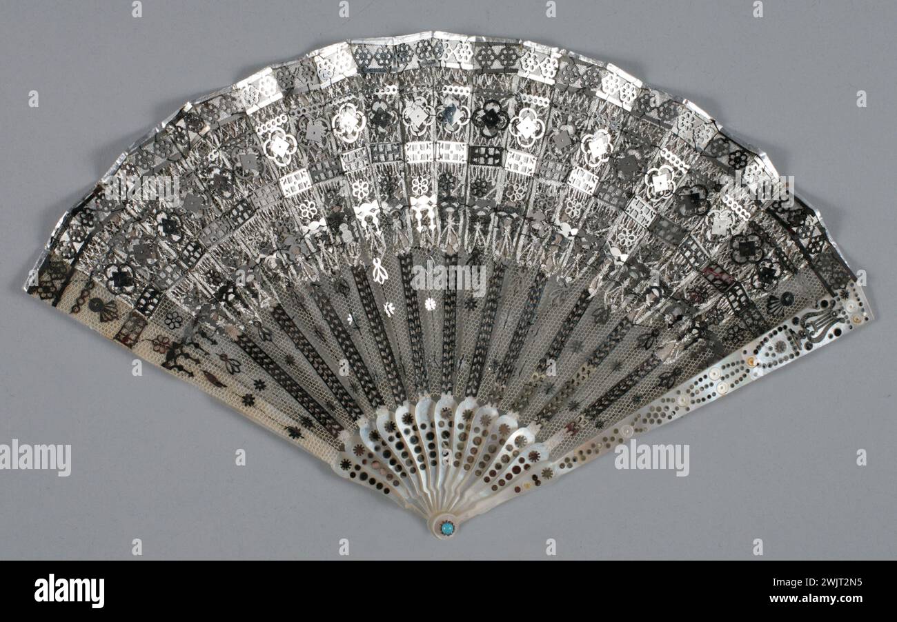 Folded range, Facing sheet decor: in the upper part, openwork metal ...