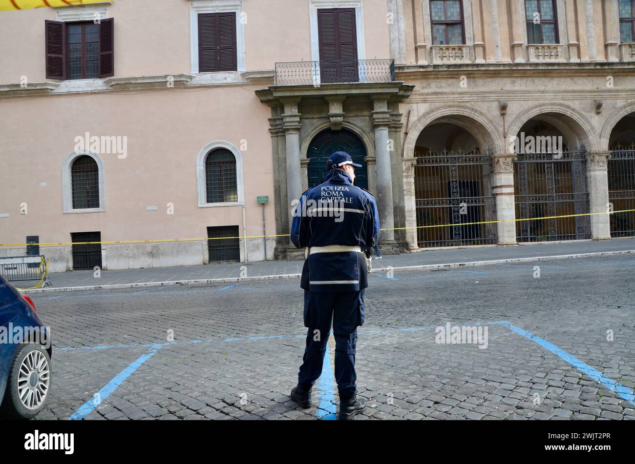 lone policeman in rome capital of italy EU Stock Photo - Alamy