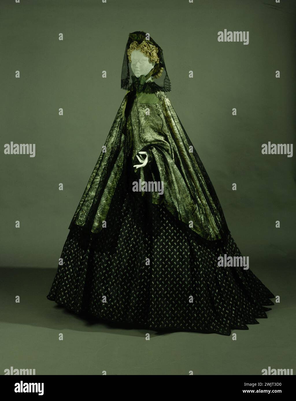 Talma of mechanical lace around 1864: black lace cape and black taffeta ...