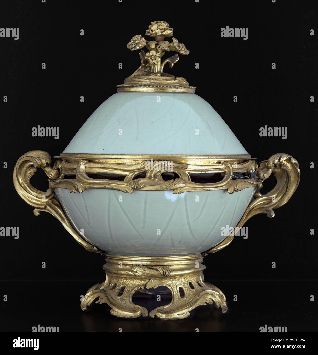 Xviii siècle parfum hi-res stock photography and images - Alamy