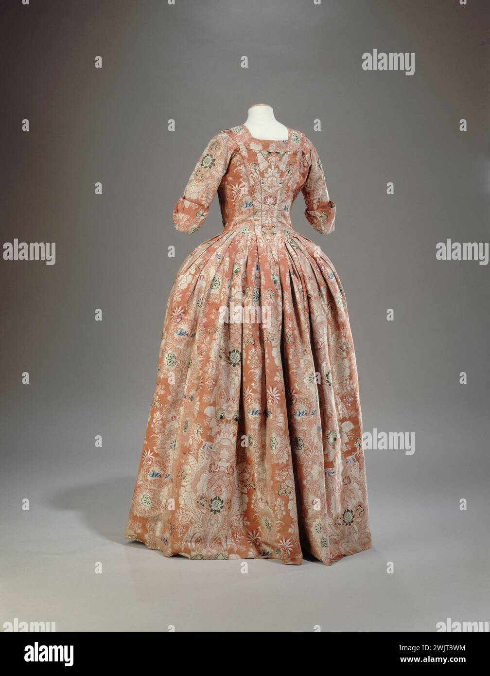 Encolure rectangulaire hi-res stock photography and images - Alamy