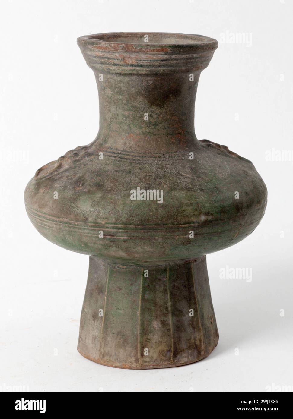 Vase Hu ". Terracotta with green lead glaze. Han dynasty (206 BC-220 AD ...