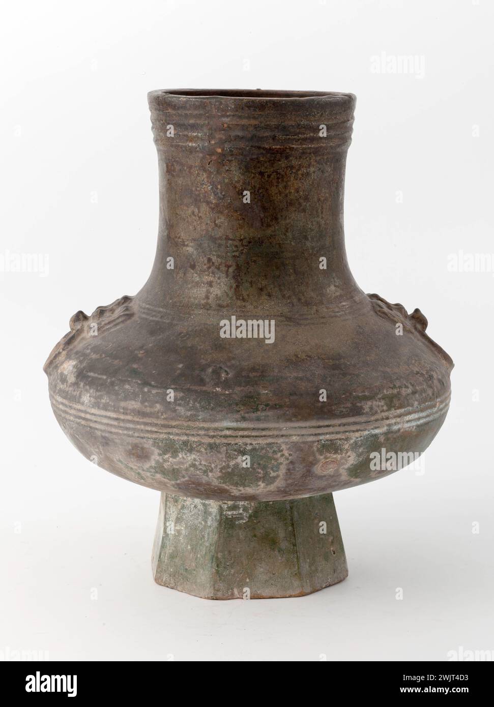 Vase Hu ". Terracotta with green lead glaze. Han dynasty (206 BC J.-220 ...