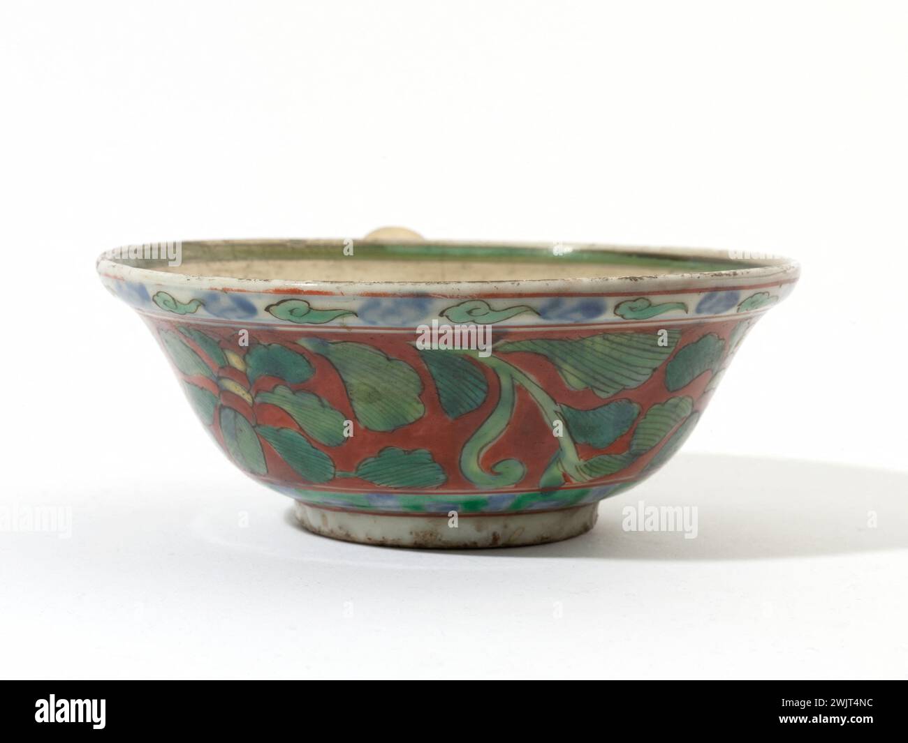 Bowl. Porcelain with enamel decor, Qing dynasty (1644-1912). Provenance ...