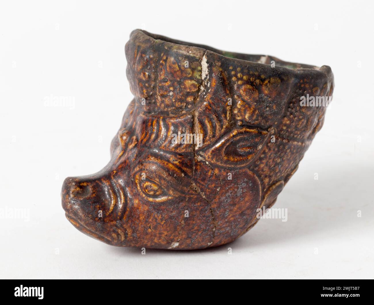 Rhyton ". Terracotta, green glaze (int.) And Brune (ext.). China, Tang ...