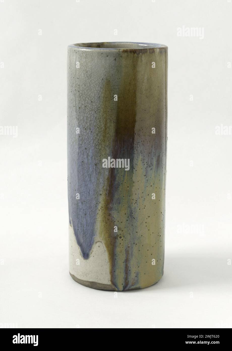 Pi-tong. Ceramic. Paris, Cernuschi museum. Tricolor drips in a dark ...