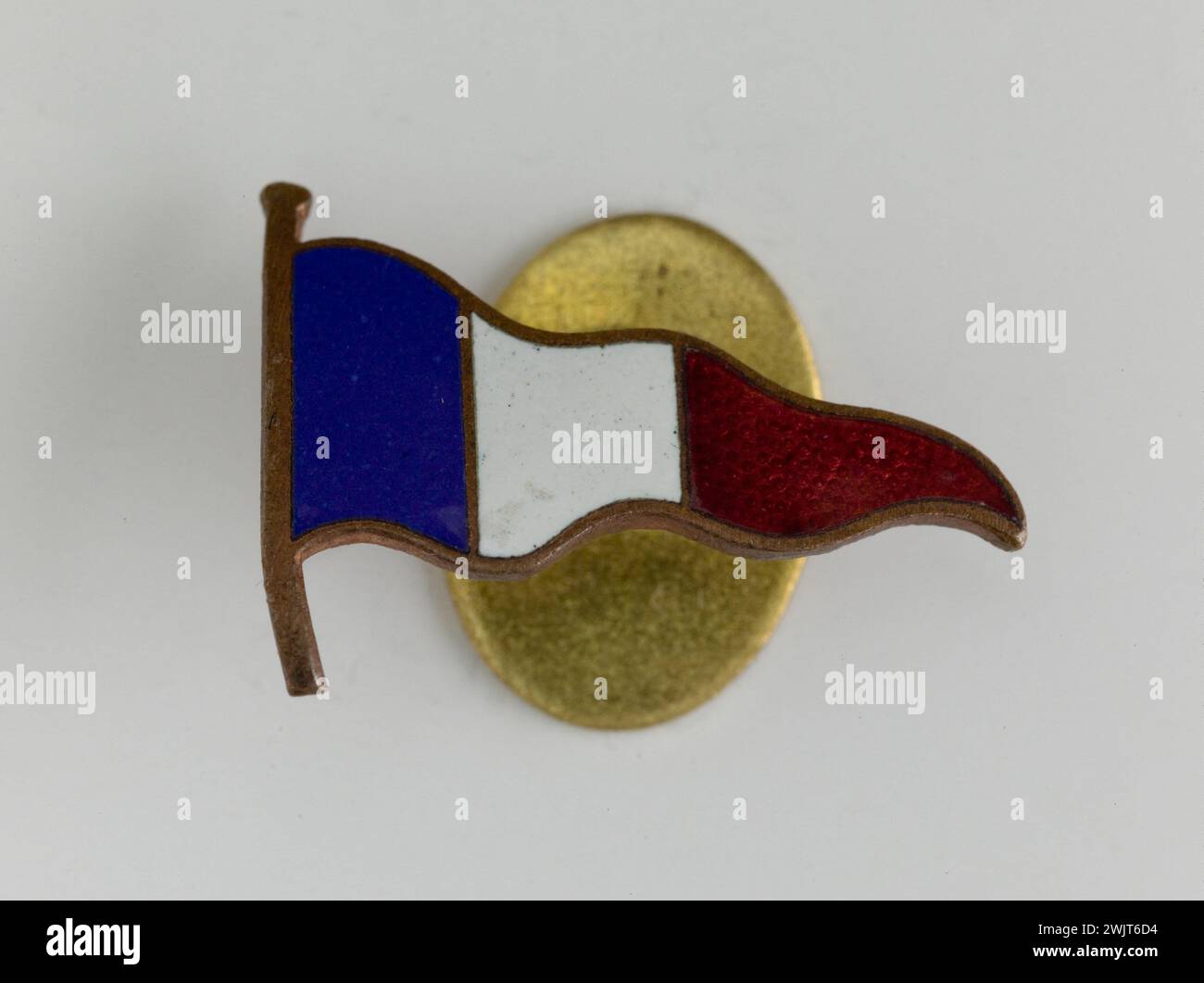 War 1939-1945. Boutonnier badge tricolor triangular flag. Enamelled ...