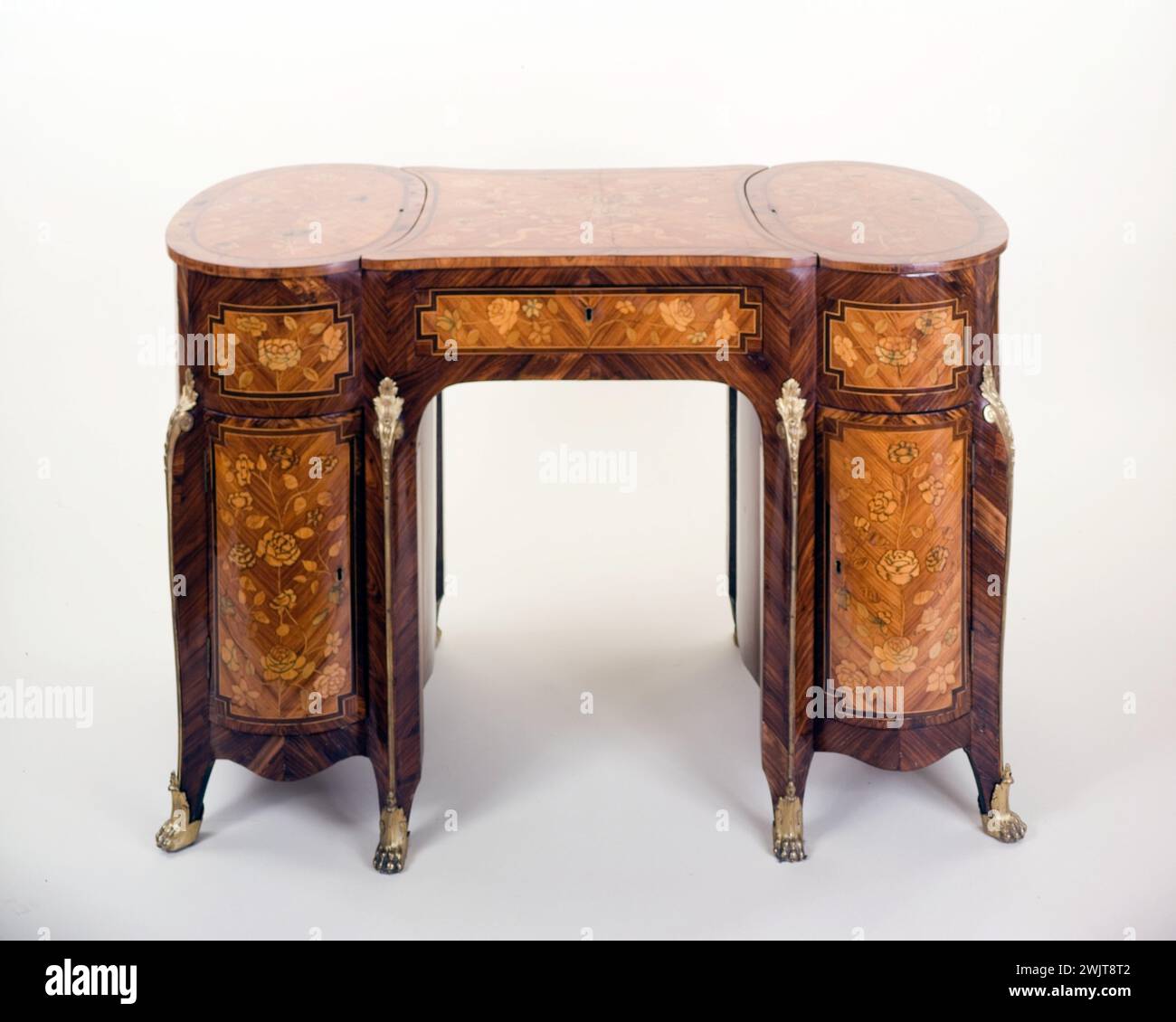 Anonymous. Chêne and walnut toilet with two oval bodies gathered by a ...