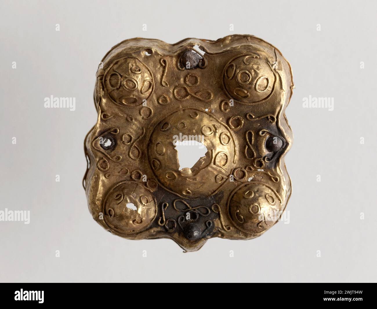 Anonymous. Quadrilobed fibula. Gold (upper part) and bronze (flat ...