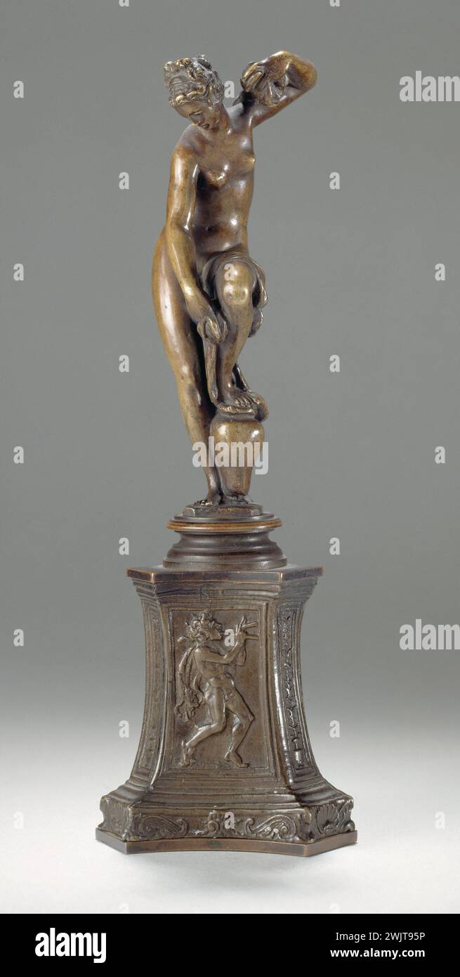 Venus out of the bath ", 16th century (made in northern Italy). Venus statuette out of the bath ...