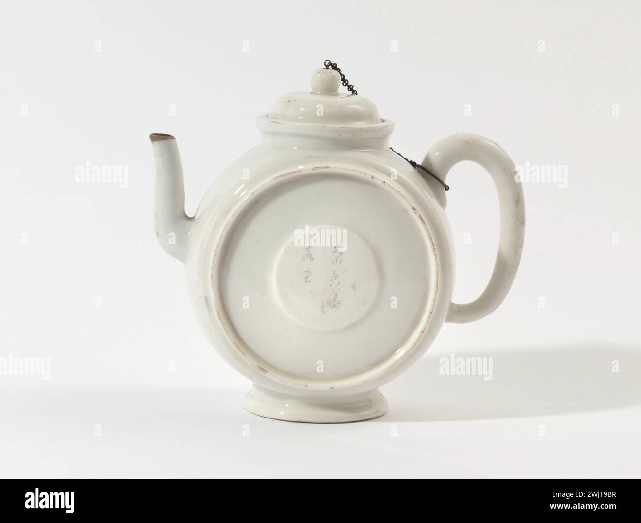 Tea-pot. White porcelain, Qing dynasty (1644-1912). Provenance: China ...