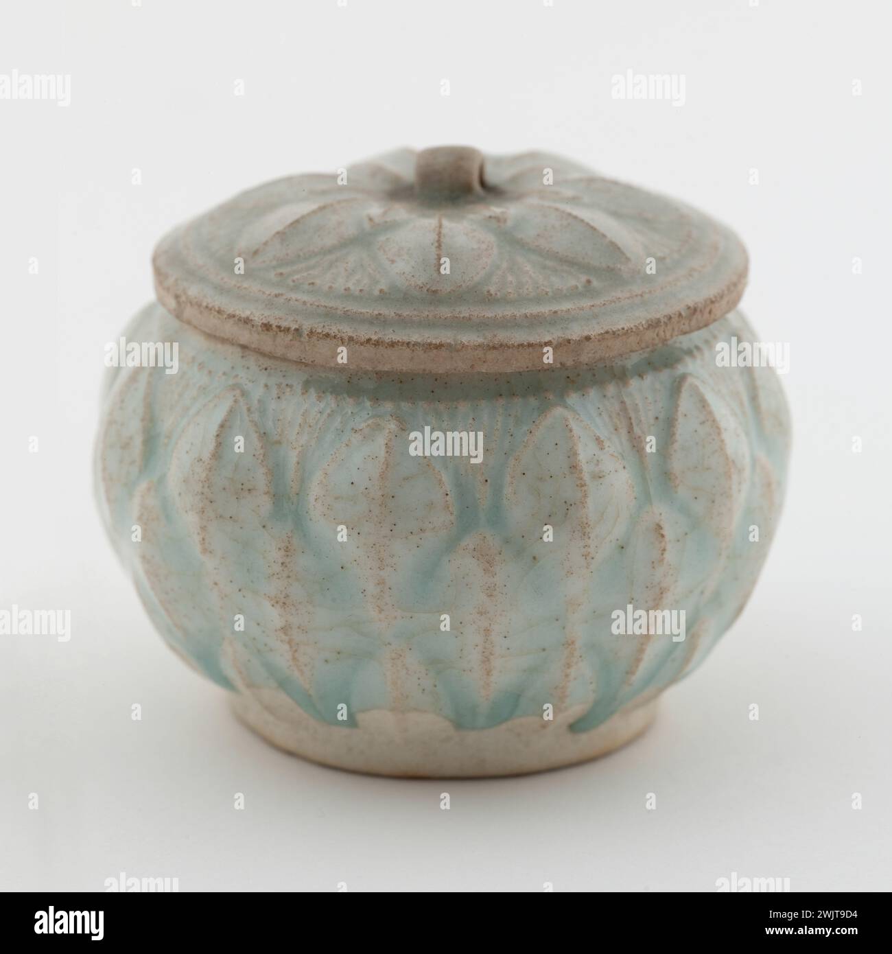 Box. Porcelain. China, Song Dynasty. Paris, Cernuschi museum. 72776-31 ...