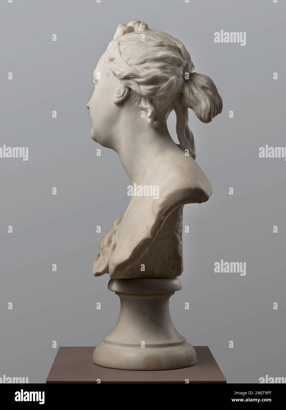 Attributed to Robert Le Lorrain (1666-1743). Young girl bust a drapery ... Attributed to Robert Le Lorrain (1666-1743). Young girl bust a drapery ...