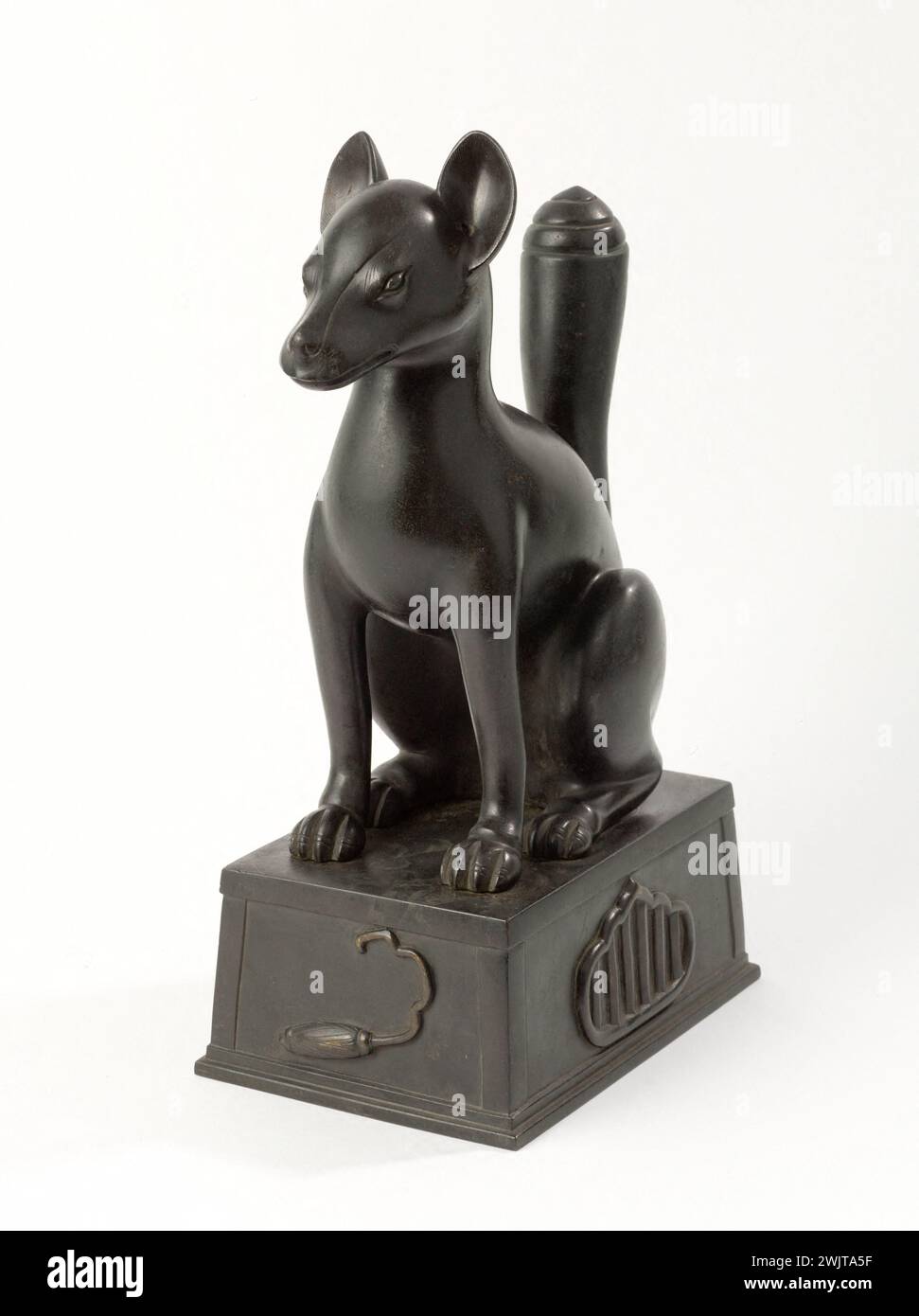 Fox. Bronze. Japan. XVIII-XIXth century. Paris, Cernuschi museum ...