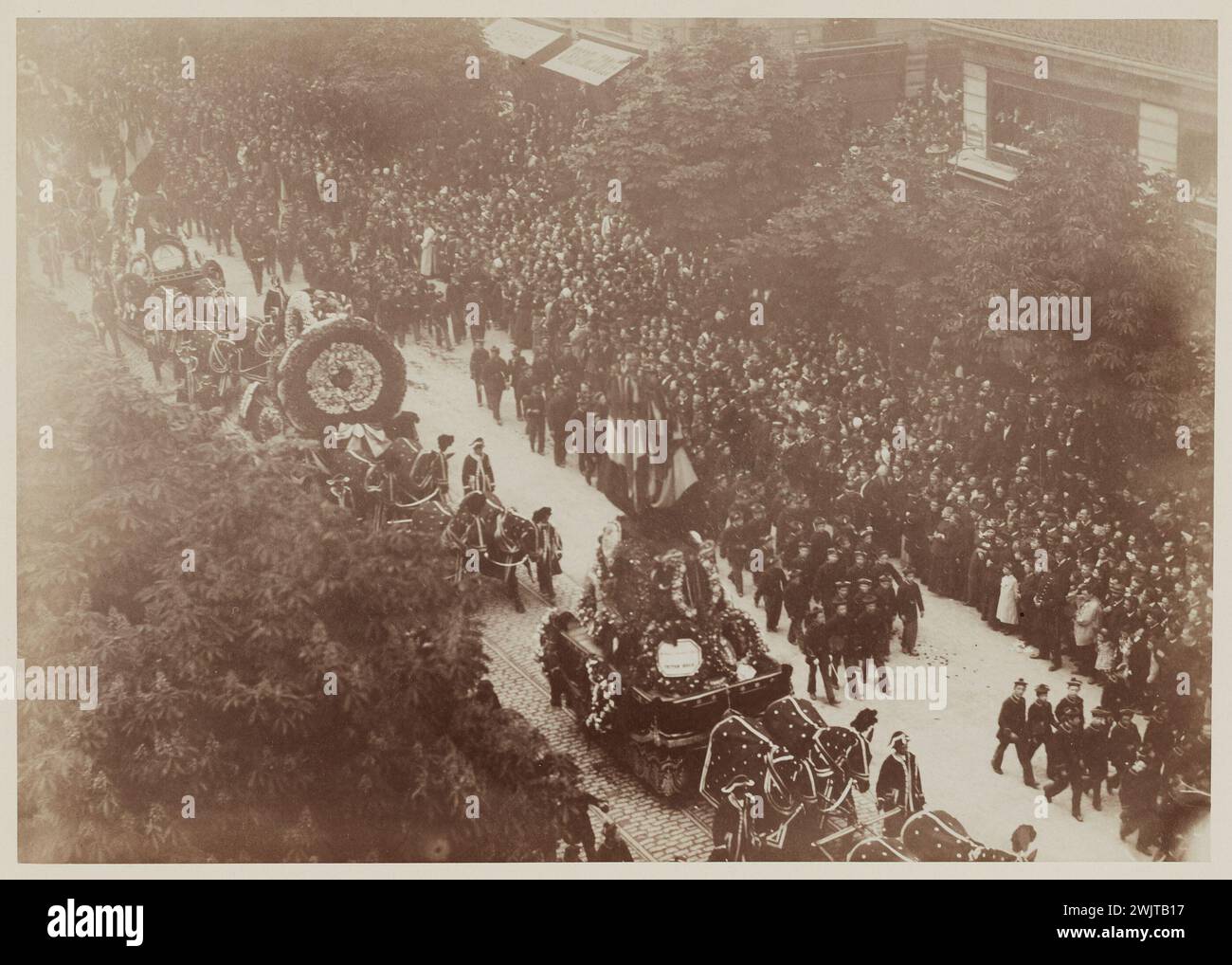 Anonymous, procession of tanks and children boulevard Saint-Germain ...