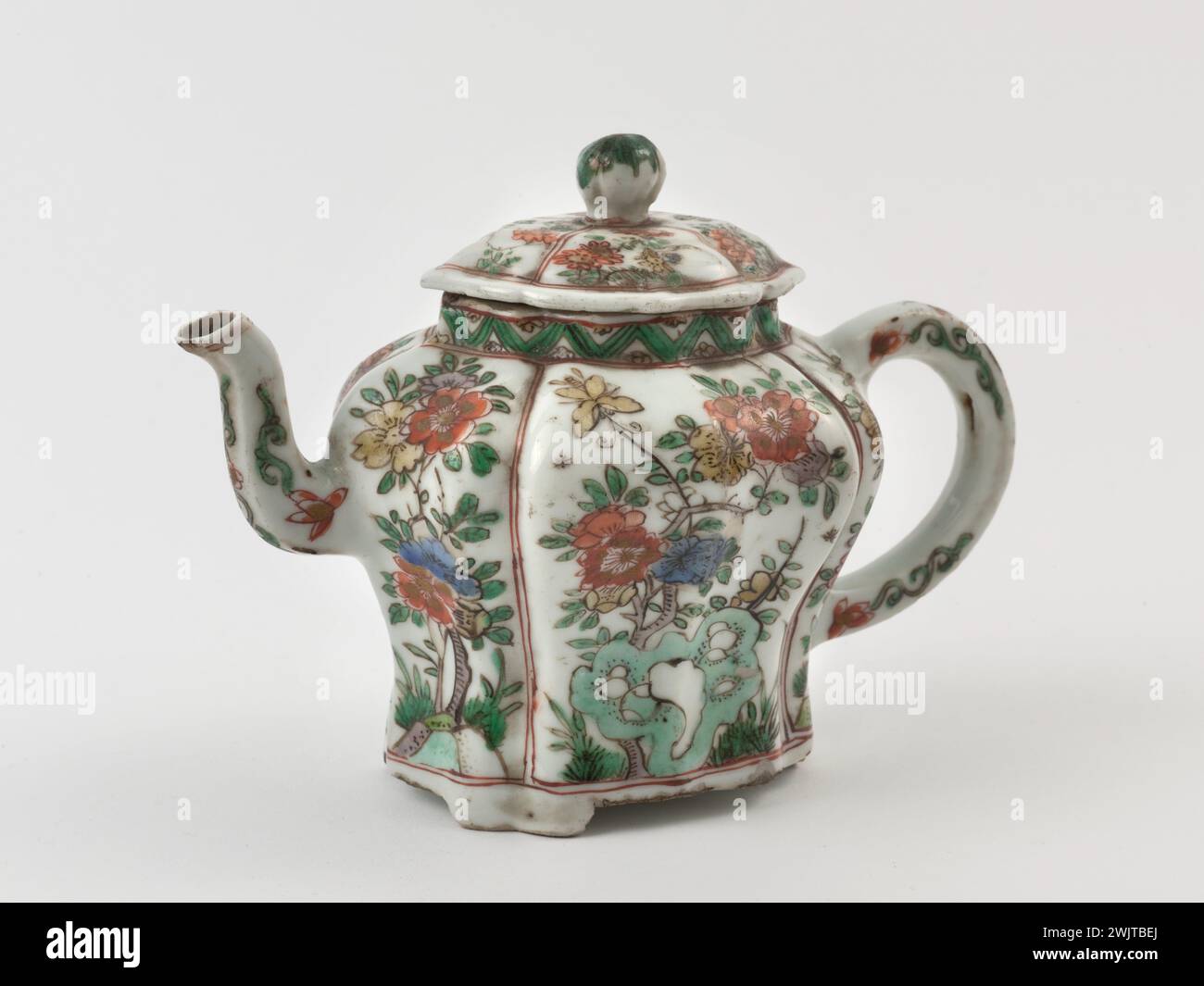 Tea-pot. Porcelain with "green family" enamels decor, Qing dynasty ...