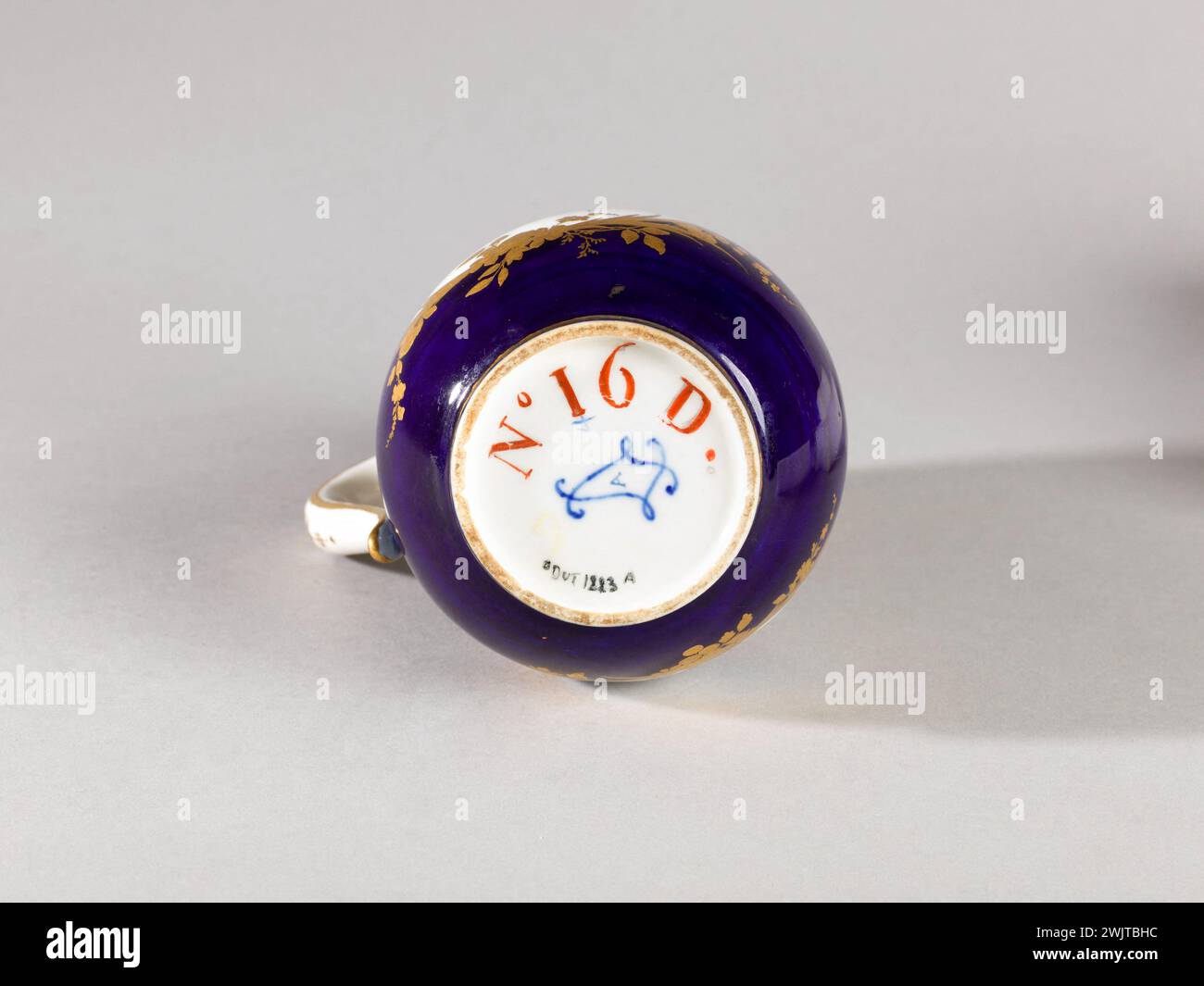 Manufacture of Sèvres. Pot with ordinary water with Lapis blue ...