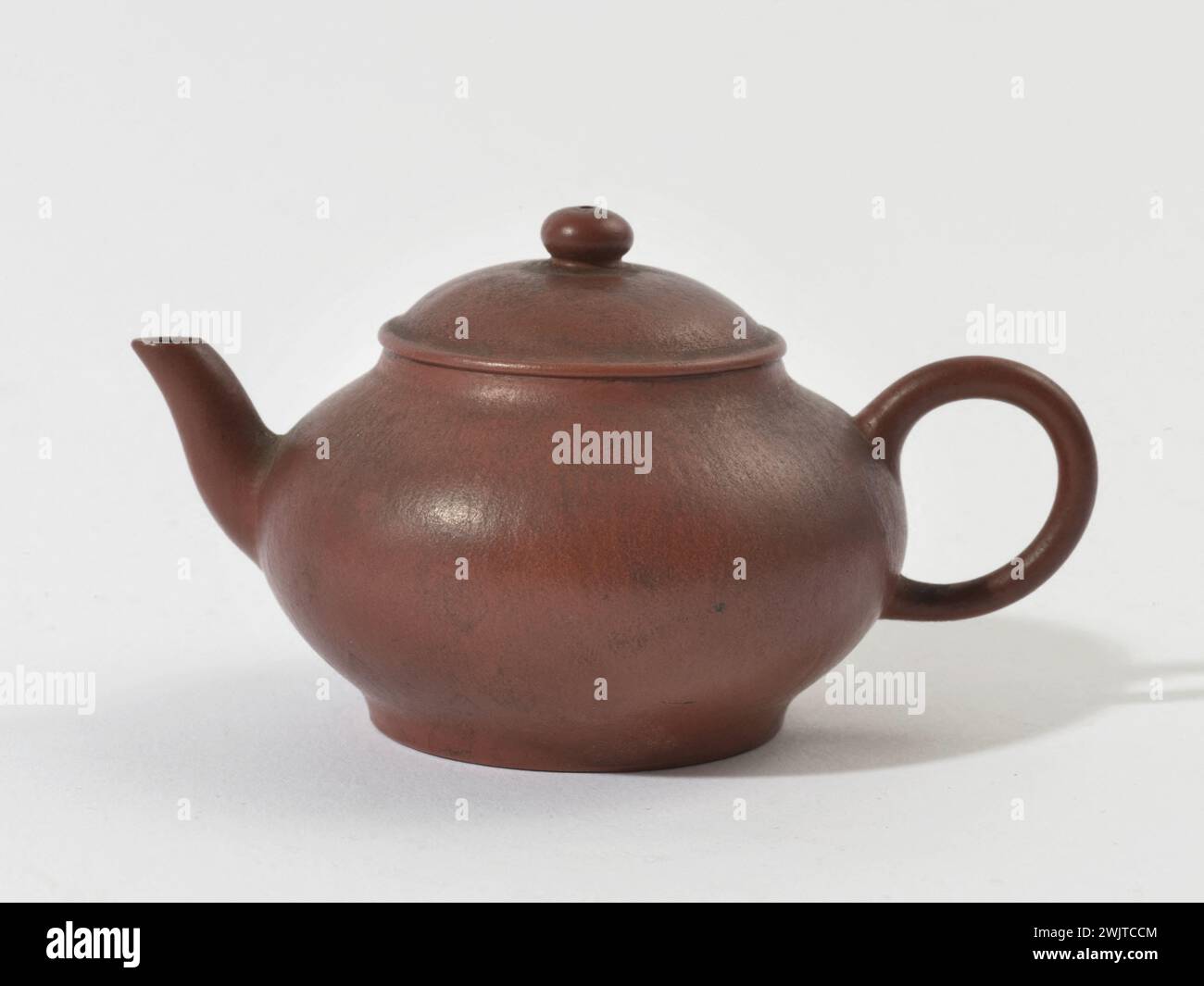 Tea-pot. Sandstone, Qing dynasty (1644-1912). Provenance: China. Paris ...