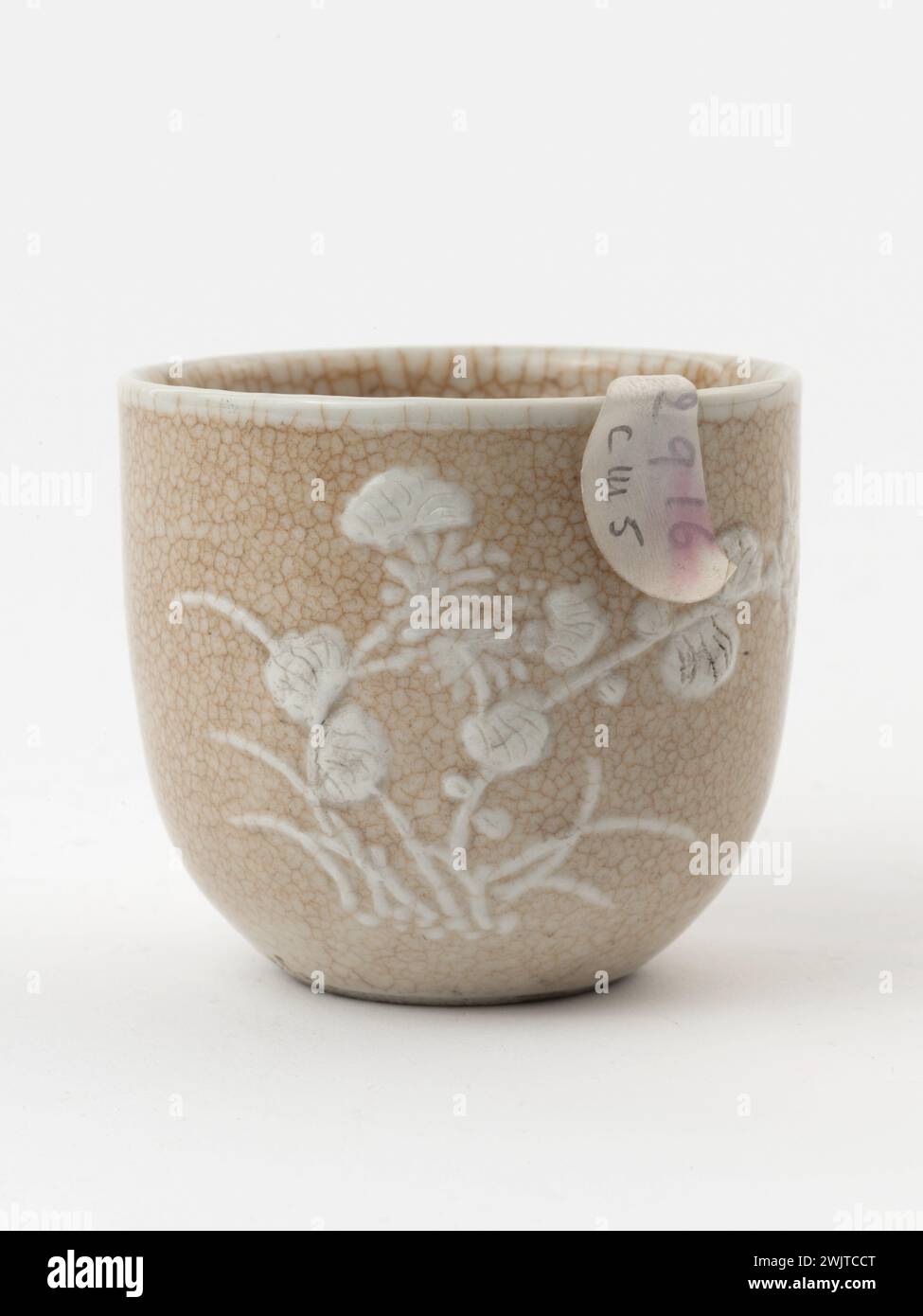 Cup. Crackled cream covered porcelain, Qing dynasty (1644-1912 ...